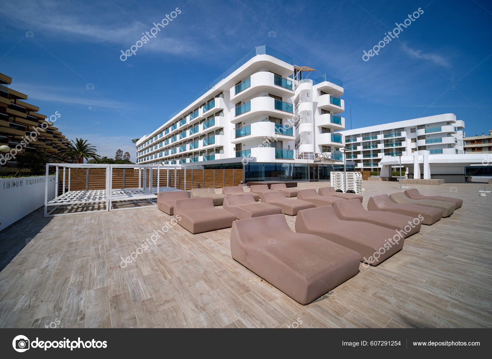Modern Hotel Room Pool Sea — Stock Photo © JimBarris #607291254