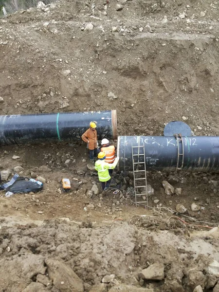 Lowering the pipe Stock Photos, Royalty Free Lowering the pipe Images ...