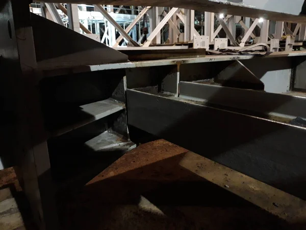 Metalen platform goed images libres de droit, photos de Metalen ...