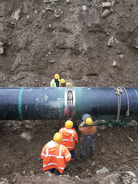 Lowering the pipe Stock Photos, Royalty Free Lowering the pipe Images ...