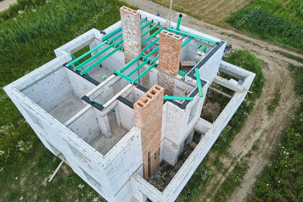 Vista aérea del marco inacabado de la casa privada con paredes de ...