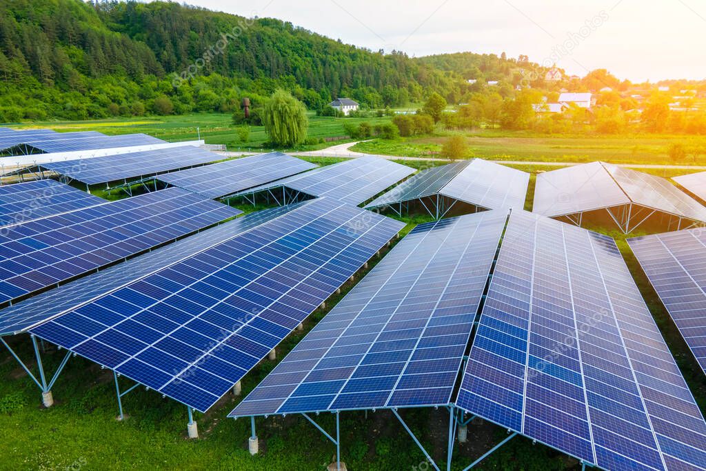 Vista a rea de una gran central el ctrica sostenible con filas de paneles fotovoltaicos solares ...