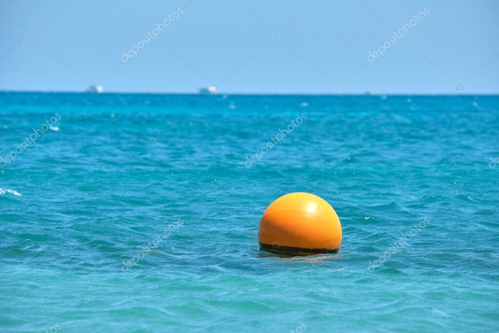 Boya amarilla flotando en la superficie del mar como marcador para la ...