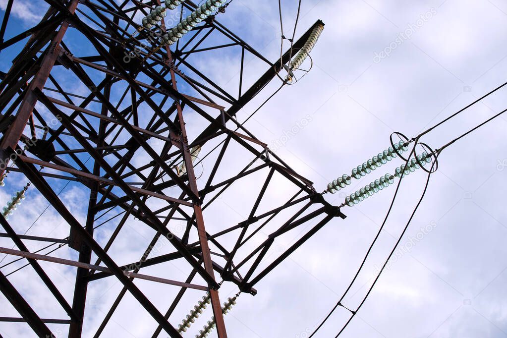 Líneas de alimentación eléctrica divididas por un marco aislante de ...