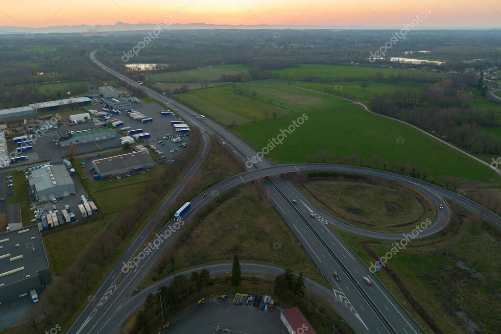 Vista aérea de la intersección de carreteras con tráfico pesado en ...