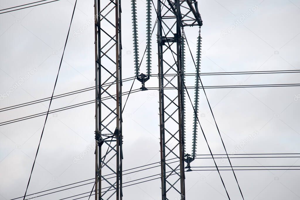 Líneas de alimentación eléctrica divididas por un marco aislante de ...