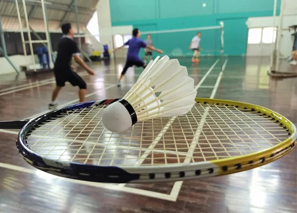 Shuttles with badminton racket fotos de stock, imágenes de Shuttles ...