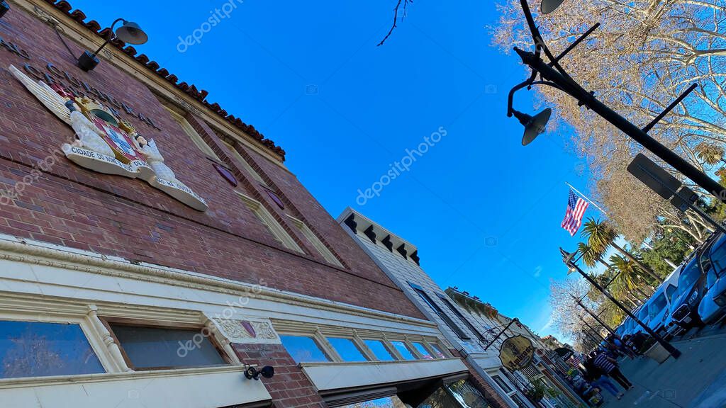 Vista de la calle tranquila, casi vacía en la pequeña ciudad turística ...