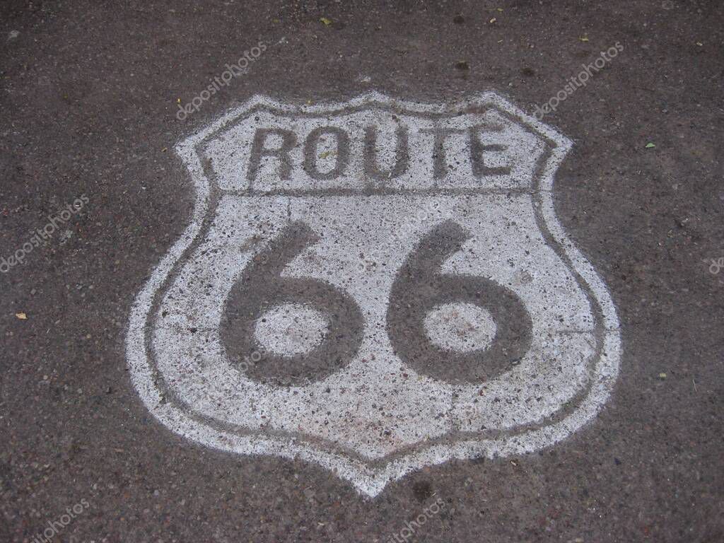 Ruta 66 Señal de carretera pintada en aerosol en el pavimento en ...