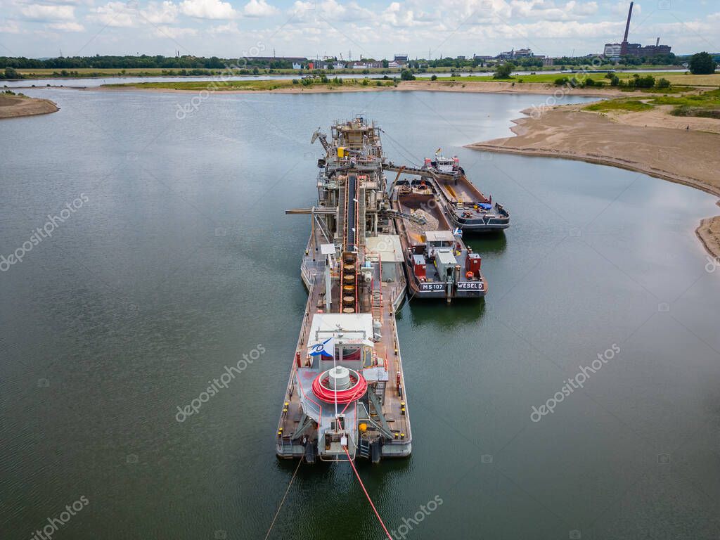 Extracción de grava y arena en el río Rin, en la ciudad de Duisburgo ...