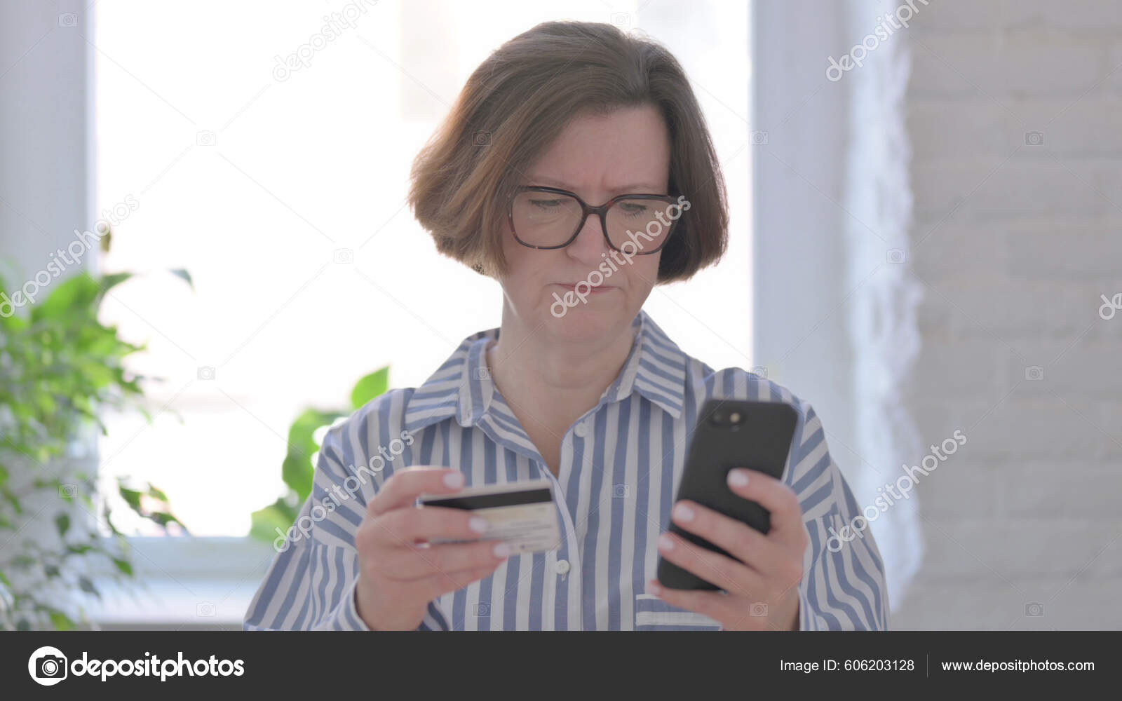 Portrait Old Woman Unable Make Online Payment Smartphone — Stock Photo ...