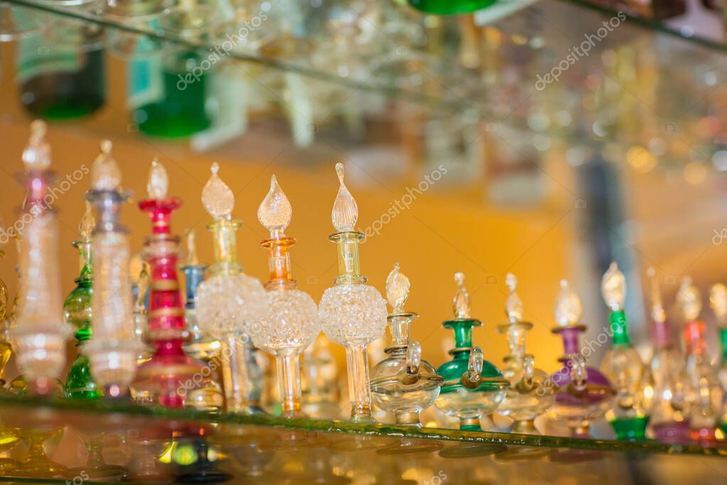 Стеклянные парфюмерные бутылки на основе масла на базаре, рынок. Аромат ...