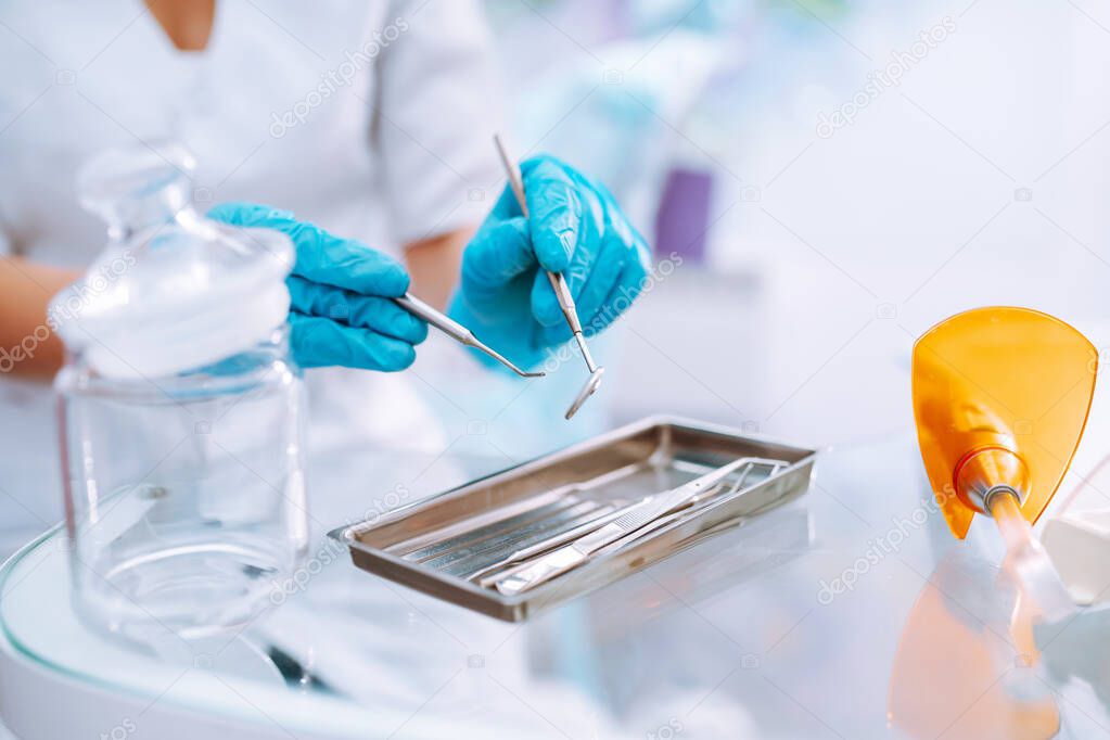 Un conjunto de instrumentos dentales estériles para el tratamiento ...