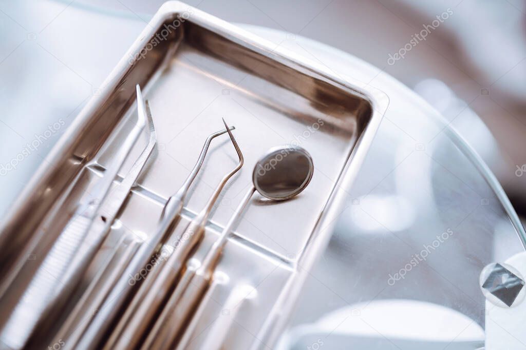 Un conjunto de instrumentos dentales estériles para el tratamiento ...