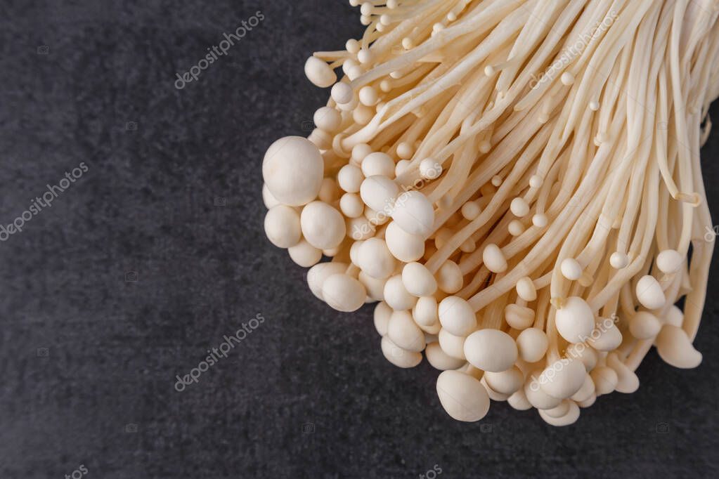Hongos Enoki frescos sobre fondo negro con enfoque seleccionado.Enoki ...