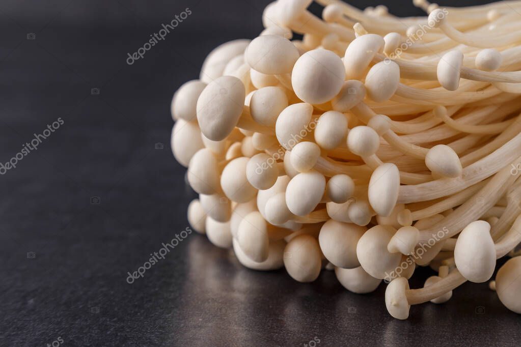Hongos Enoki frescos sobre fondo negro con enfoque seleccionado.Enoki ...