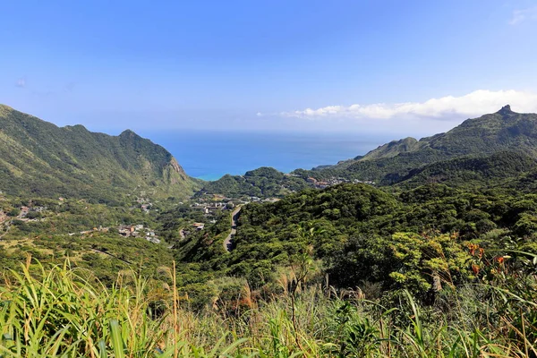 Vista de la montaña de Jinguashi y zona de Jiufen un destino turístico ...