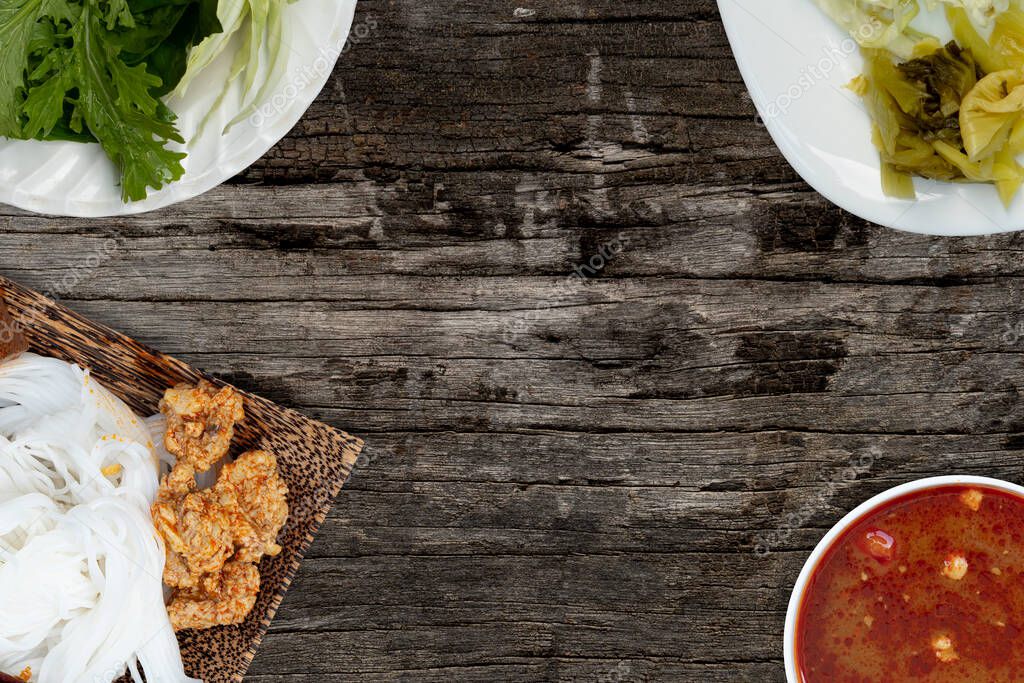 Vista superior de Khanom Jeen Nam Ngeo prok con carne de cerdo picada y ...