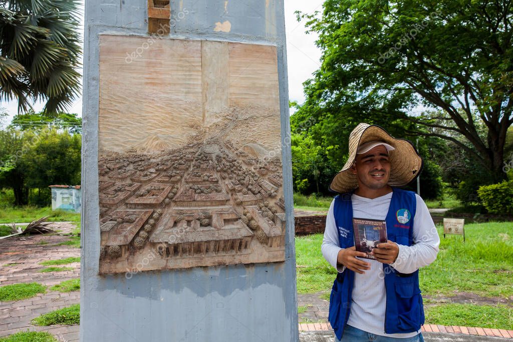 ARMERO, COLOMBIA - MAYO DE 2022: Gu a tur stico hablando en el ...