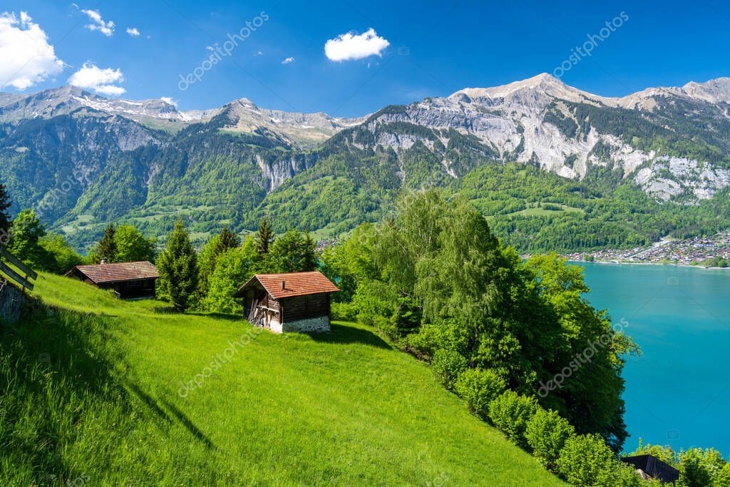 increíble vista alpina en el lago Brienzersee con cabaña de madera ...