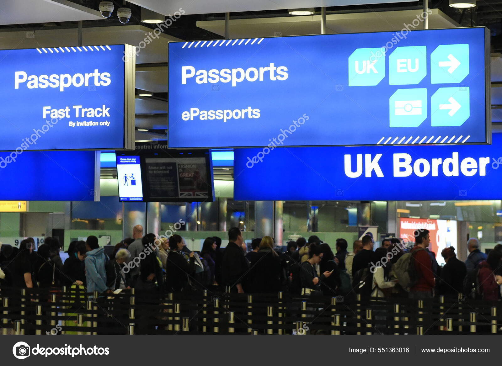 London February 2020 Lone Air Traveller Approaches Border Control Heathrow — Stock Editorial ...