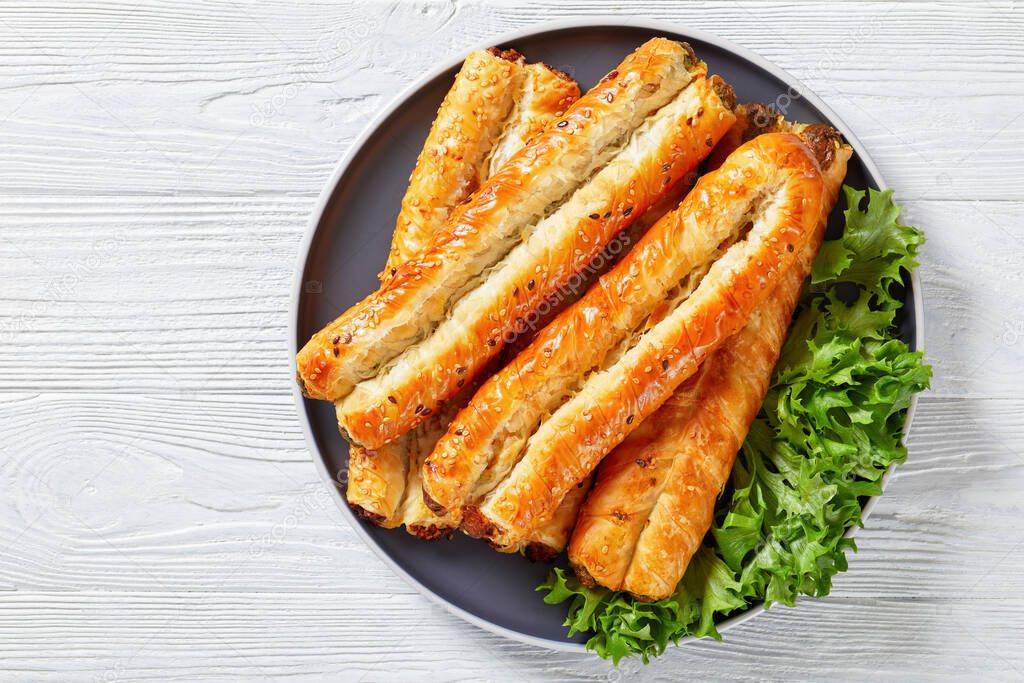 hojaldre Rollini con espinacas, queso feta, relleno de carne de pollo ...