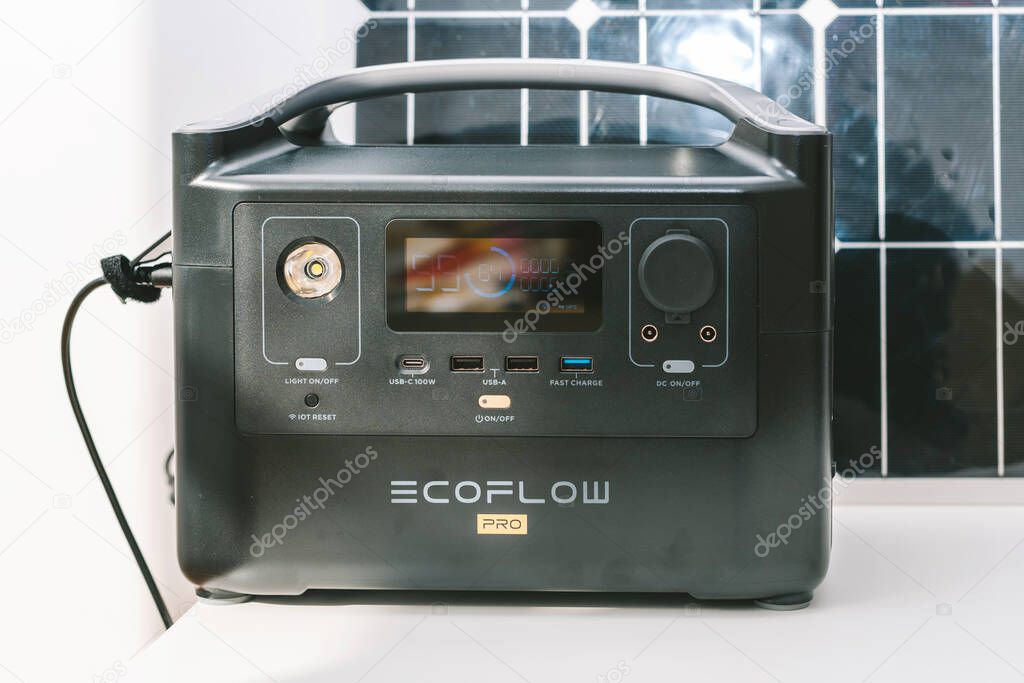 KAUNAS, LITUANIA - 23 de septiembre de 2022: River Pro Portable Power Station. EcoFlow ...