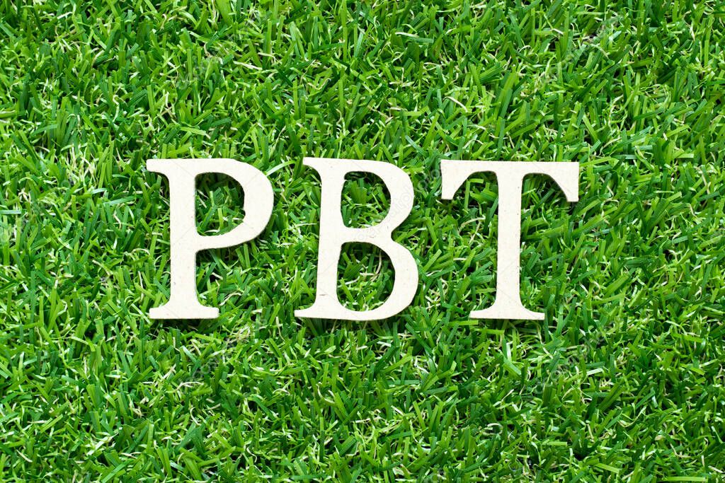 Letra del alfabeto en la palabra PBT (Abreviatura de Beneficio antes de ...