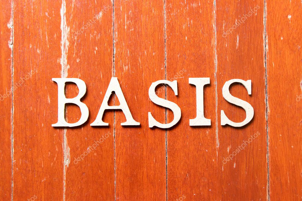 Letra del alfabeto en base de palabra sobre fondo de placa de madera de ...