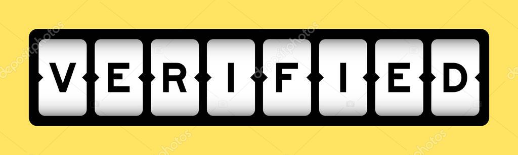 Color negro en la palabra verificado en banner de ranura con fondo de ...