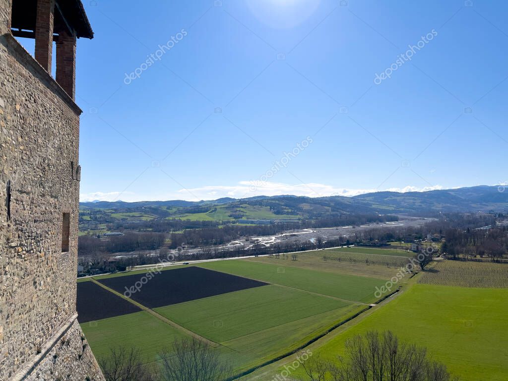 panorama del castillo medieval de Torrechiara en las murallas ...
