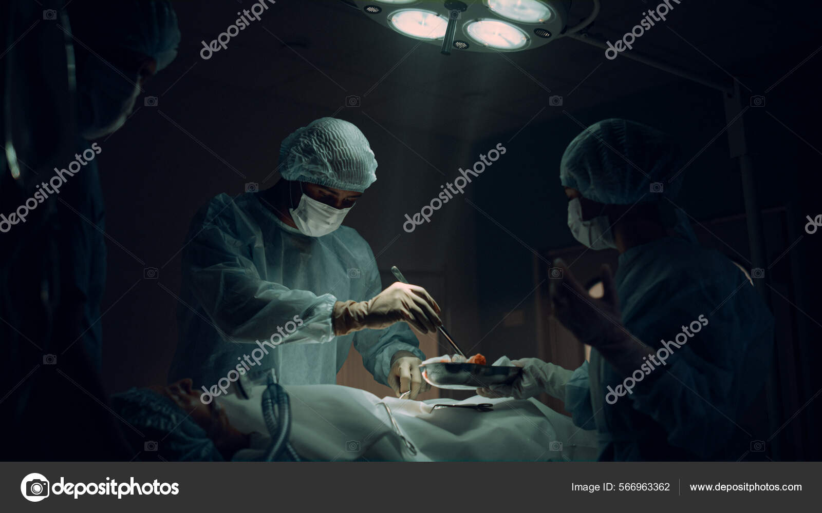 Medizinisches Personal bei Operationen in der dunklen Notaufnahme eines ...