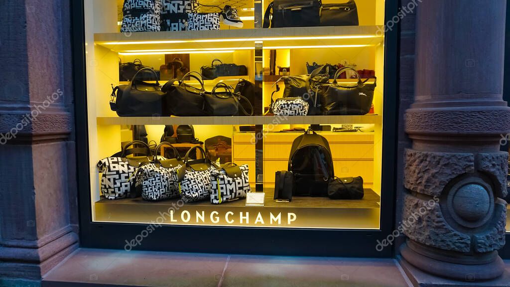 Baden-Baden, Alemania - 29 de diciembre de 2021: Tienda Massimo Dutti. Massimo Dutti es una ...