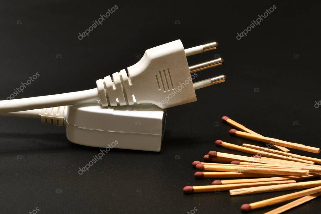cables de alimentación eléctrica desconectados con fósforos. concepto ...