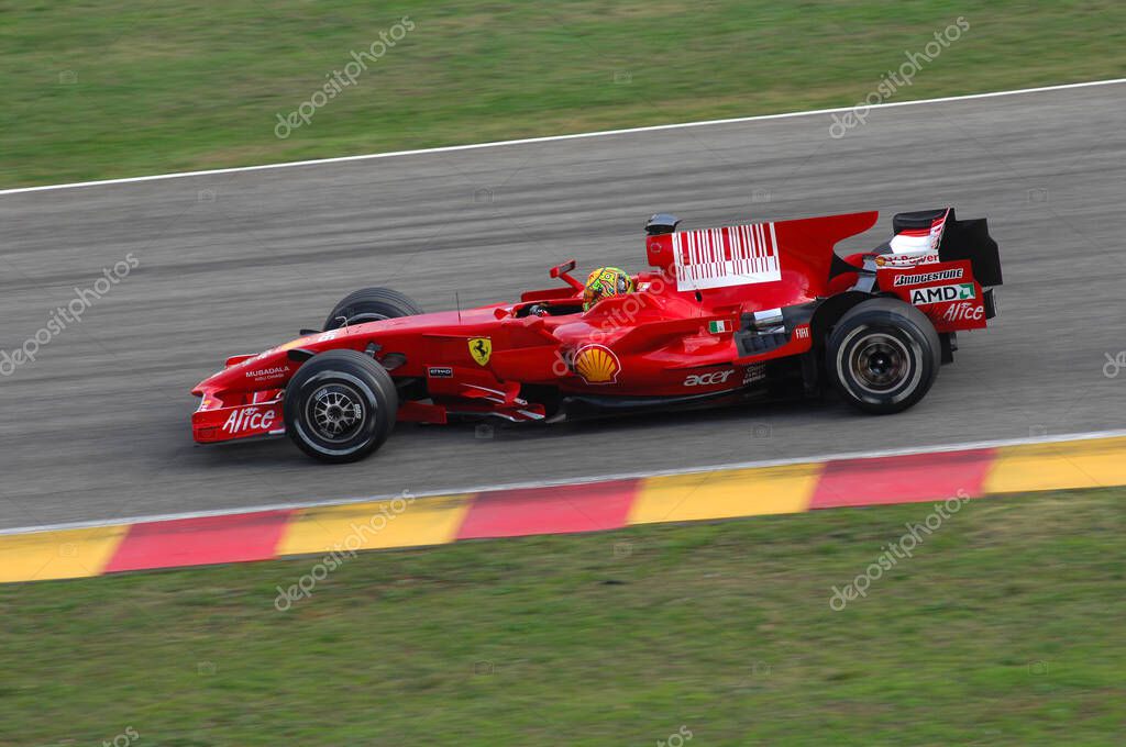 Circuito Mugello, 21 de noviembre de 2008: Valentino Rossi prueba al ex campeón del mundo de ...