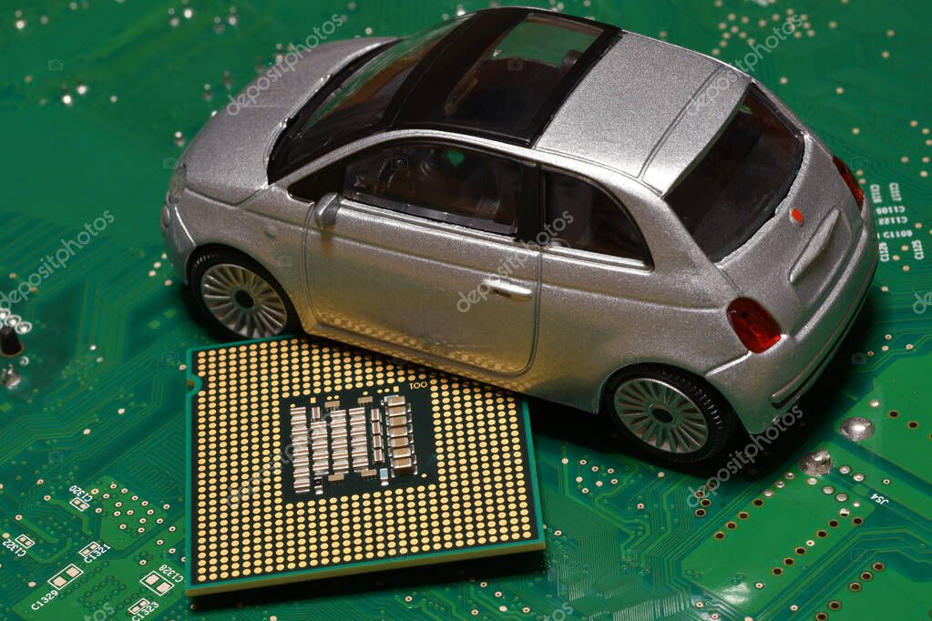Coche de juguete con CPU. La escasez de microchips y semiconductores crea una escasez de coches ...