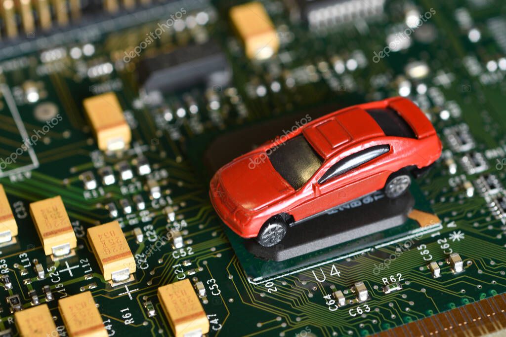 Coches de juguete en tablero electrónico y microchip. La escasez de microchips y semiconductores ...