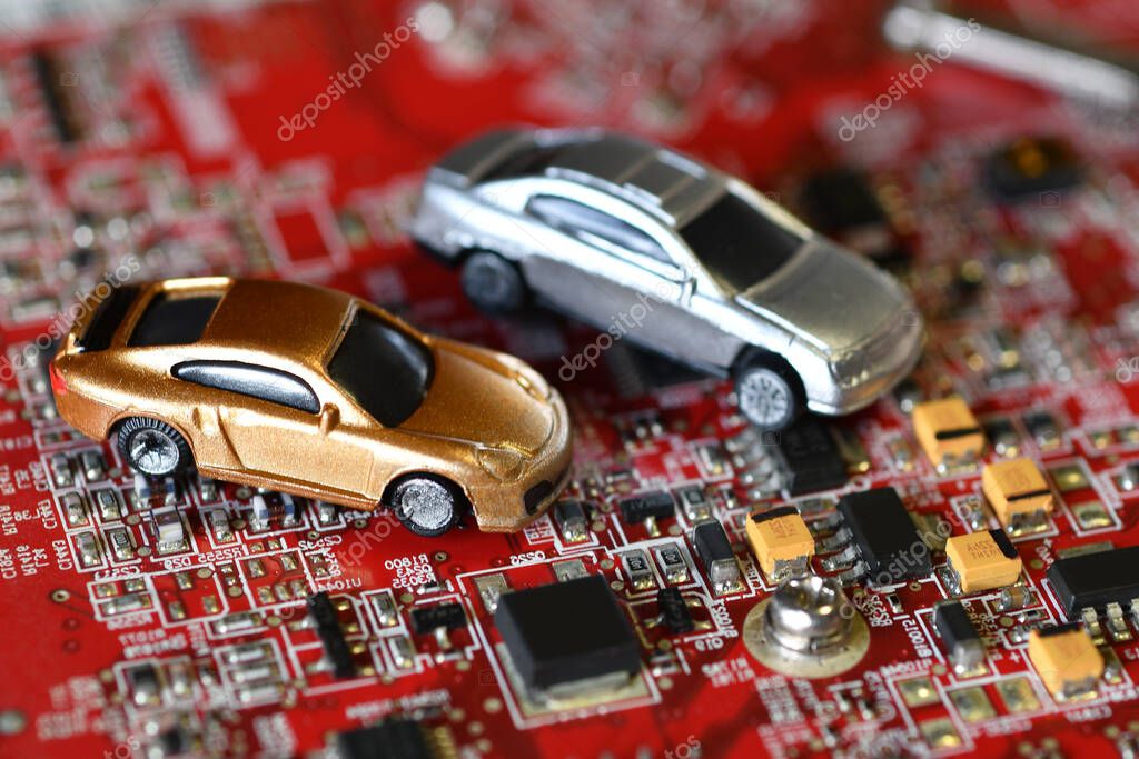 Coches de juguete en tablero electrónico y microchip. La escasez de microchips y semiconductores ...