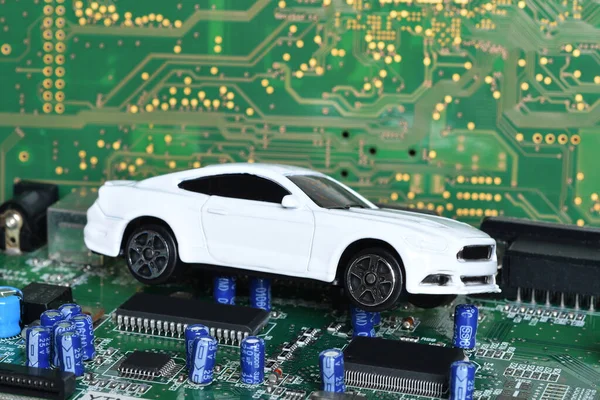 Coche de juguete en tablero electr nico y microchip. Imagen conceptual para la escasez de ...