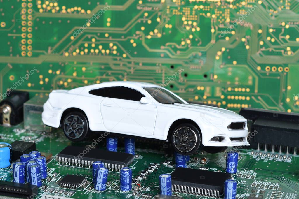Coche de juguete en tablero electr nico y microchip. Imagen conceptual para la escasez de ...