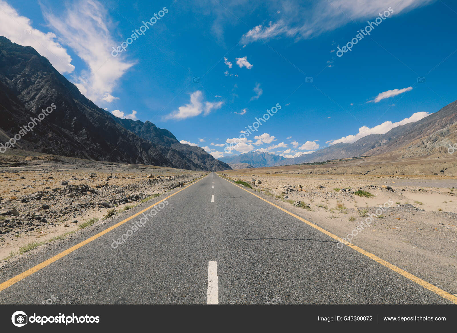 Jalan Asphalt Pegunungan High Gilgit Volkstan Bawah Awan Biru Pakistan ...