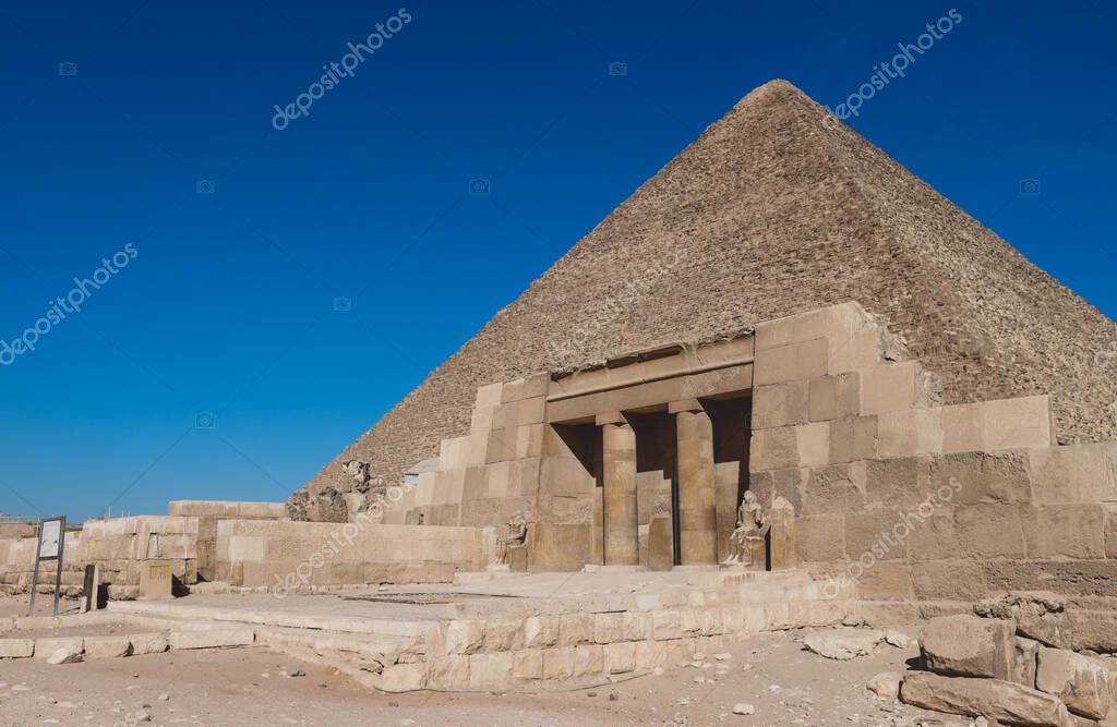 Vista natural de la Gran Pirámide de Giza bajo el cielo azul y la luz ...