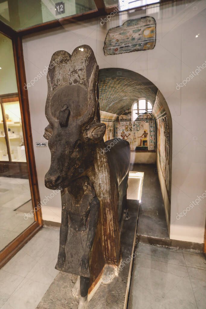 Cairo, Egipto - 02 de noviembre de 2021: Estatua de piedra y pintura ...