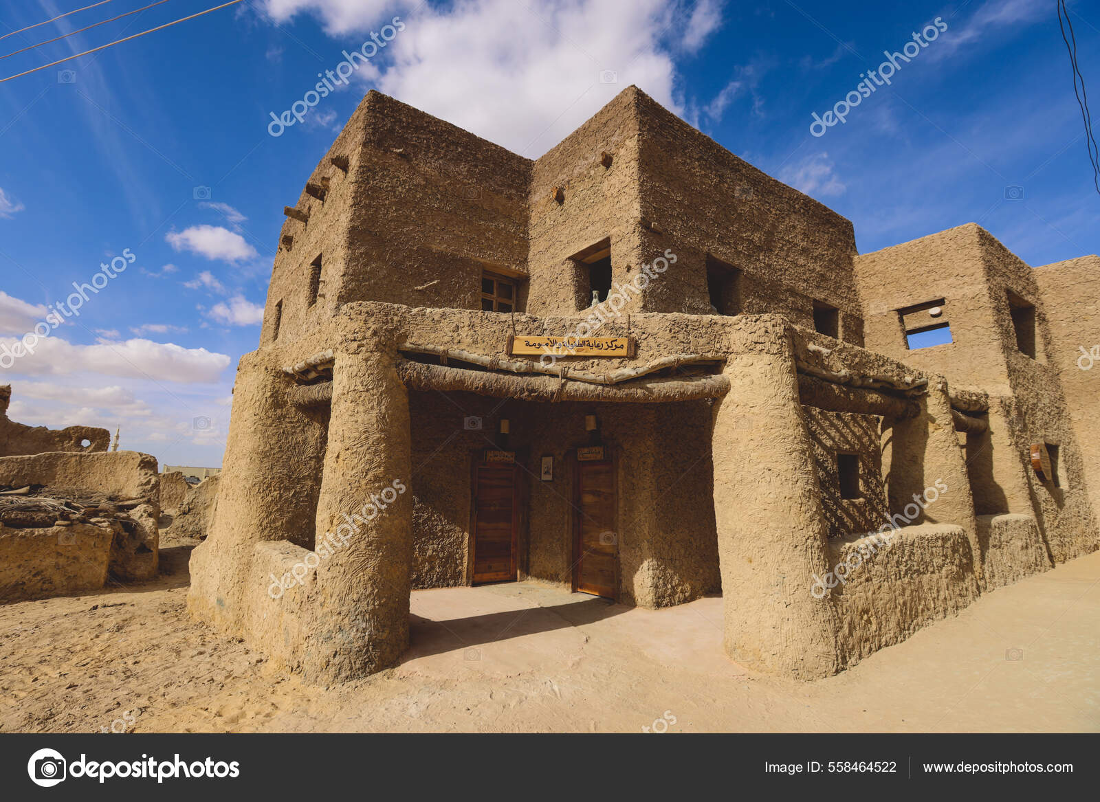 埃及锡瓦绿洲古沙利山村的砂岩城墙与古堡美景 — 图库照片©DavePrimov＃558464522