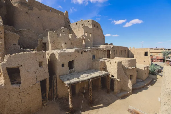 埃及锡瓦绿洲古沙利山村的砂岩城墙与古堡美景 — 图库照片©DavePrimov＃558464522