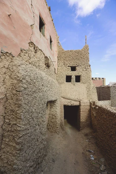 埃及锡瓦绿洲古沙利山村的砂岩城墙与古堡美景 — 图库照片©DavePrimov＃558464522