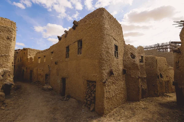 埃及锡瓦绿洲古沙利山村的砂岩城墙与古堡美景 — 图库照片©DavePrimov＃558464522
