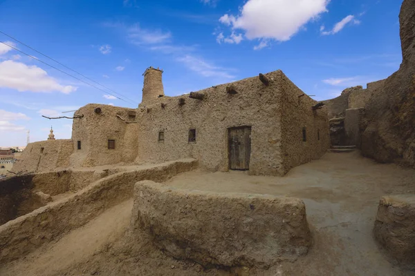 埃及锡瓦绿洲古沙利山村的砂岩城墙与古堡美景 — 图库照片©DavePrimov＃558464522