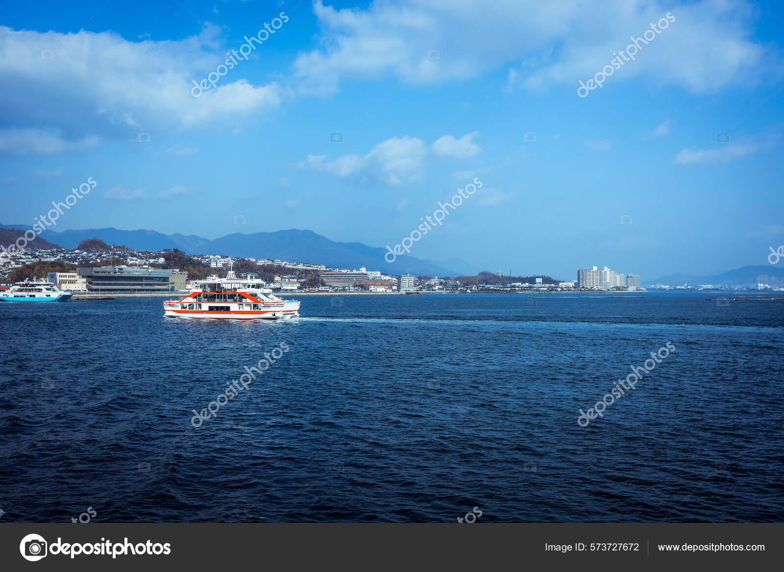 Miyajima Japón Enero 2020 Ferry Boat Itsukushima Shrine — Foto de stock ...
