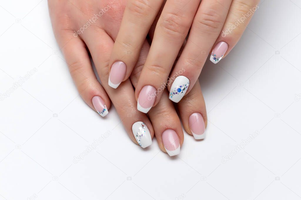 Diseño de uñas de gel, manicura clásica en forma de bolero con una ...